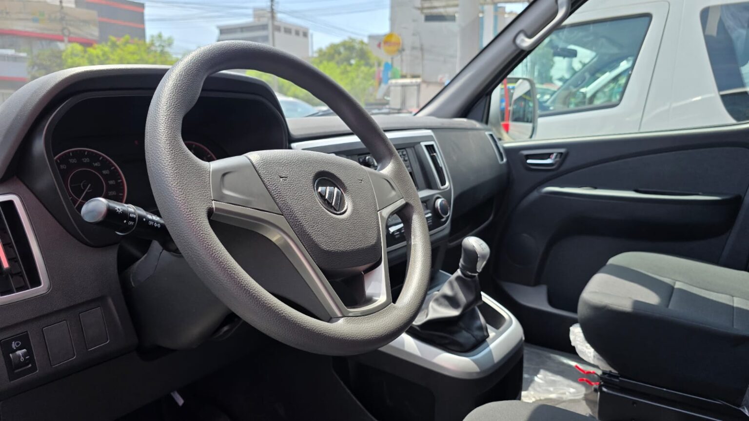 Foton presenta la nueva View G5 en Perú Innovación y comodidad en ...